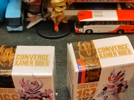 ...二骑 假面骑士魔杰多 和三骑 假面骑士瓦尔巴拉德 迷你手办模型的介绍