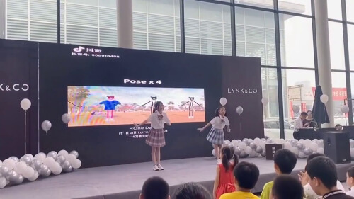 小学毕业典礼,孩子们舞蹈表演。现在的孩子们多才多艺德智体美全面...