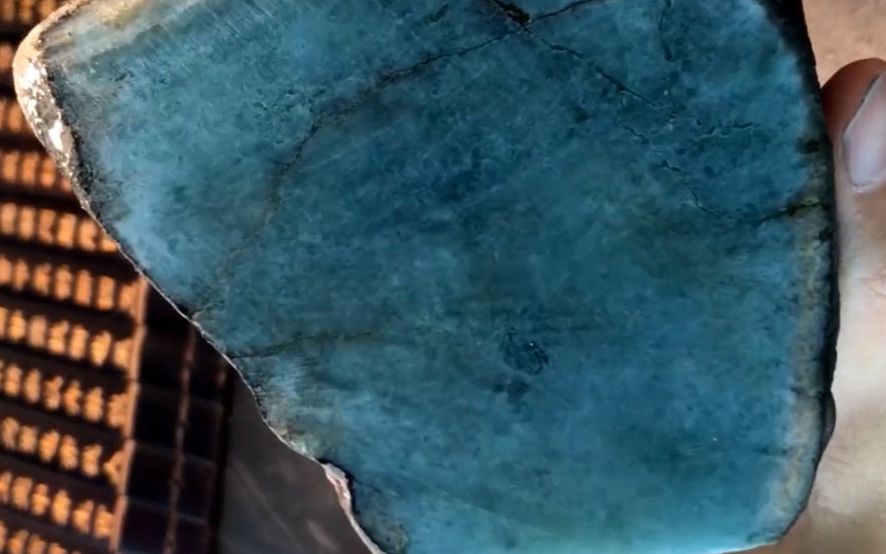 赌石直播:2.2kg翡翠原石,皮壳表现不错,切开能否如愿以偿?