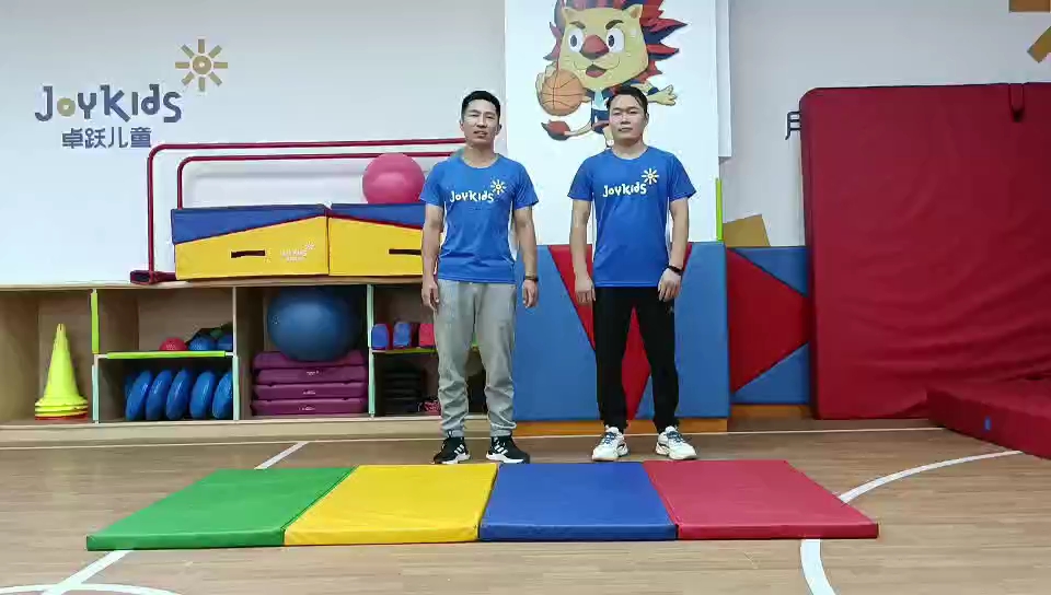 第7天,练习动作前滚翻,主要锻炼宝贝的前庭觉和空间感,