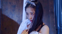 美女被绑架,挠痒拍照动作太妖娆,绑匪都受不了直接放人
