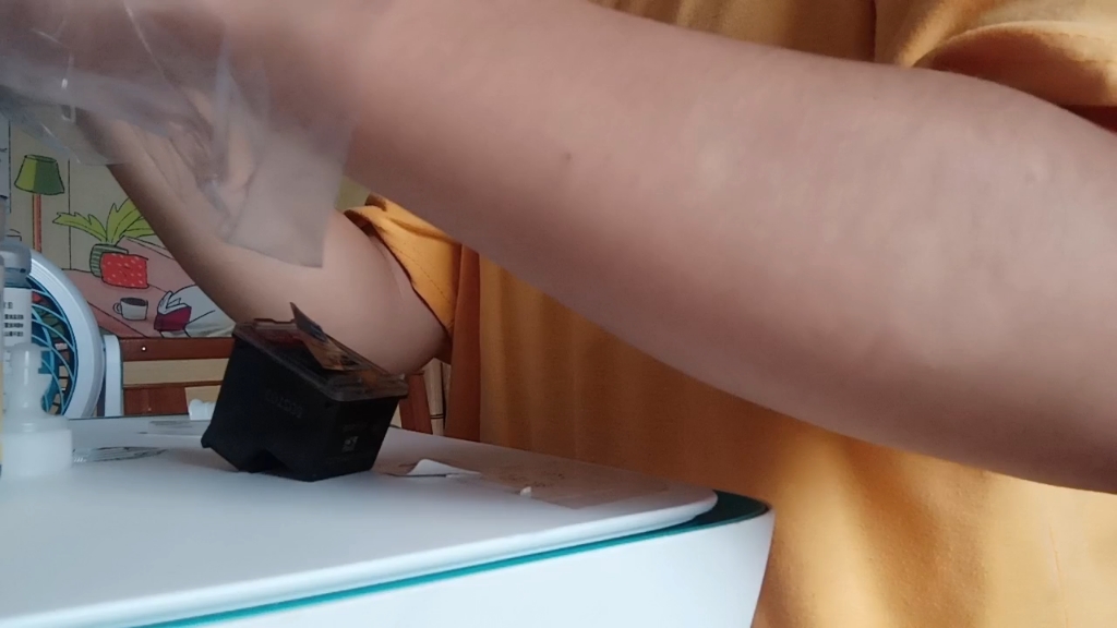 惠普打印机加墨第二分钟。我不小心把彩色墨盒给加混色了,哈哈哈,还...