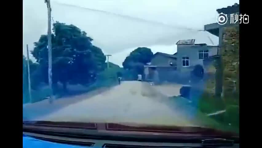 乡间小路行驶 突然小孩子冲了过来 记录仪拍下这一幕 真是可怕每天...