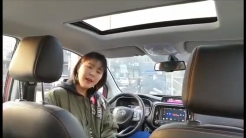 小姐姐讲爱车～车内手机无线充电