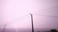 上海突然天降特大暴雨,电闪雷鸣狂风暴雨,看闪电划过天空的样子