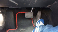 自动挡的汽车,为什么只能用左脚来控制油门和刹车,右脚是摆设?