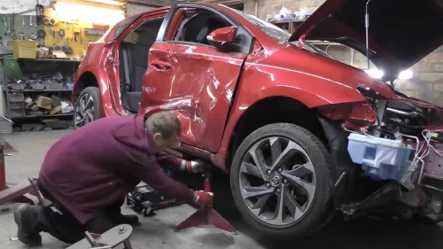 丰田卡罗拉被撞的面目全非,看老师傅如何修复,仿佛按了一键还原