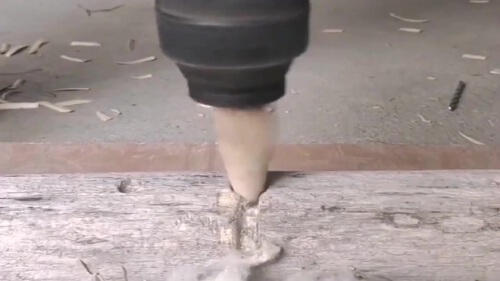 装修师傅的得力助手,墙壁打眼时,用电钻精准无误打洞!