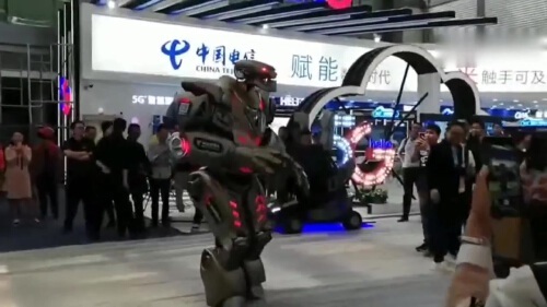 展览现场的机器人程序错误,后果太严重了,这是啥魔性操作啊