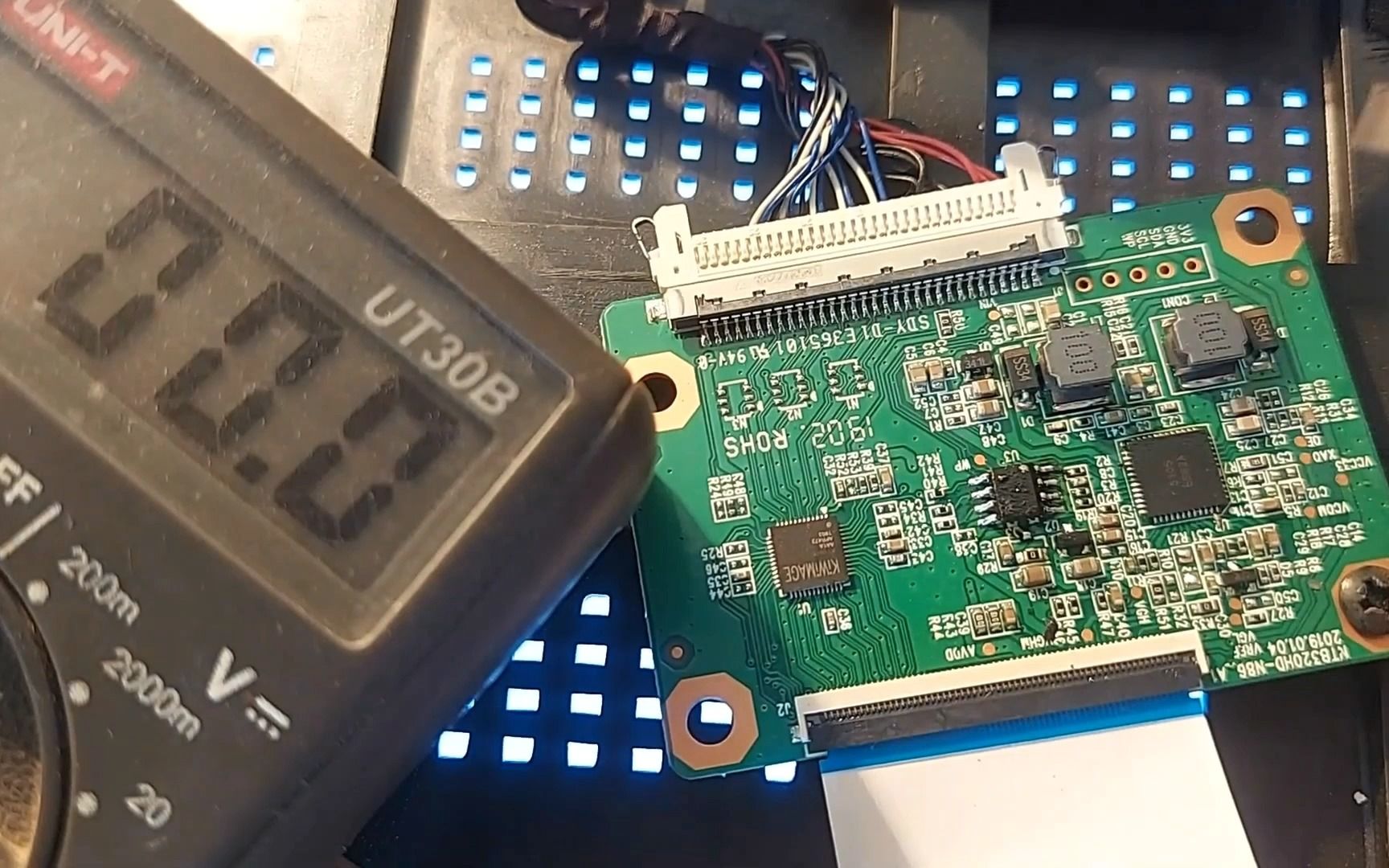 电视背光亮但是黑屏没图像,不一定是屏幕问题,刷个程序就能解决