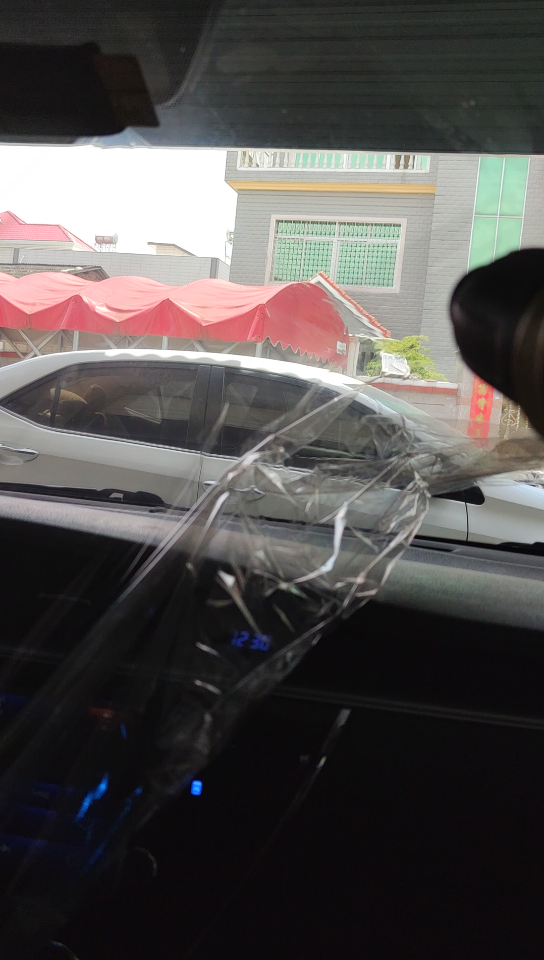 前挡风玻璃变质的膜如何撕下来?方法来了
