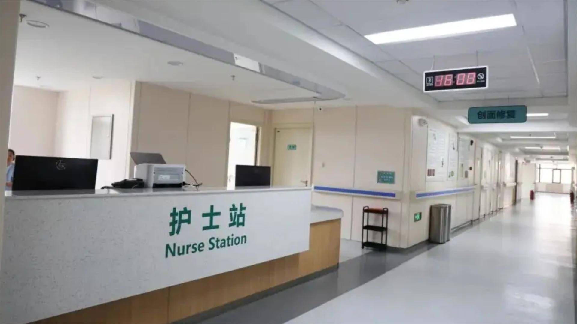 22岁女子为保持精致妆容,过度使用定妆喷雾,半年后,肺部多处阴影确诊...