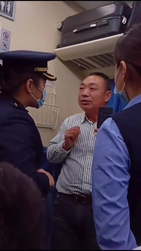 z166拉萨开往上海的列车上一名列车工作人员推小车撞到视频中男子的...