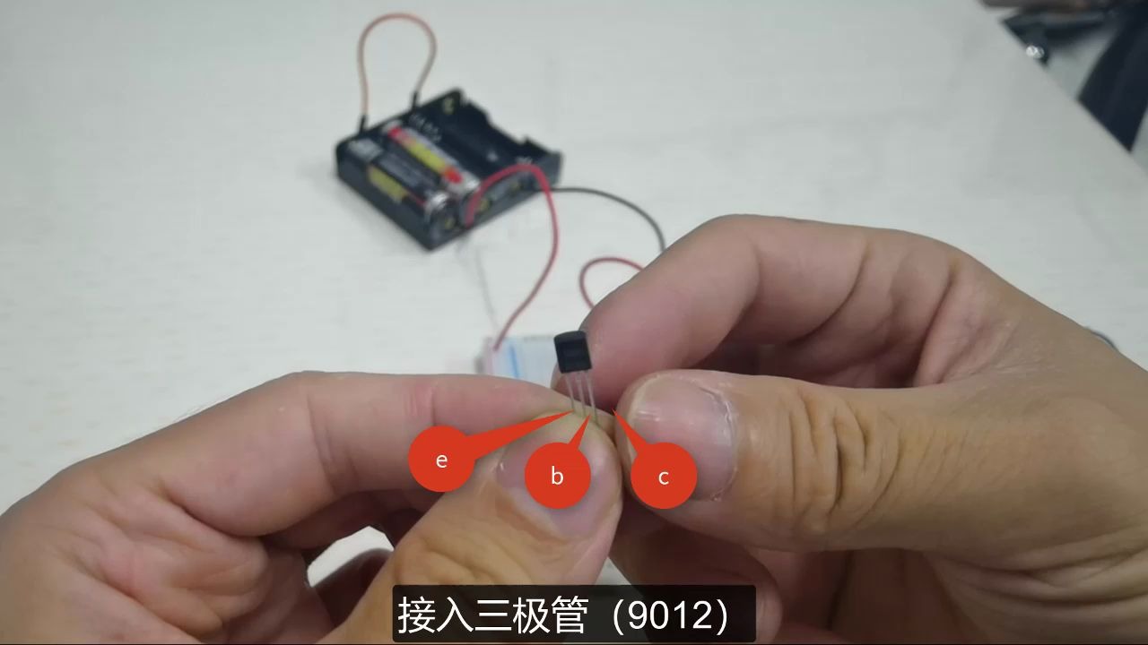 面包板制作三极管光控电路-0