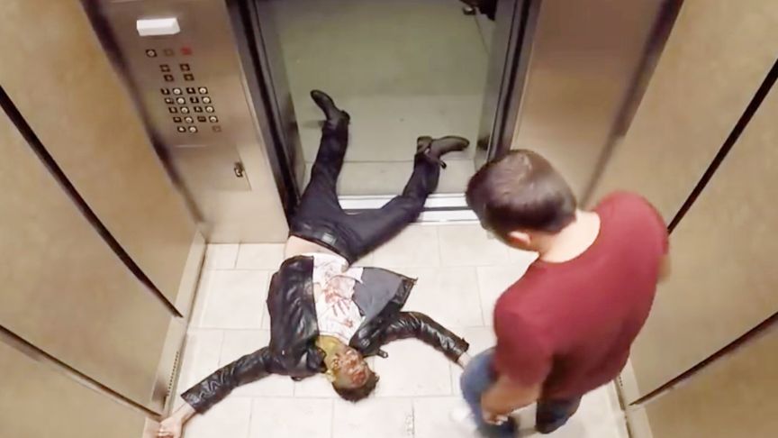 电梯门打开时,怎么会出现这样的东西?