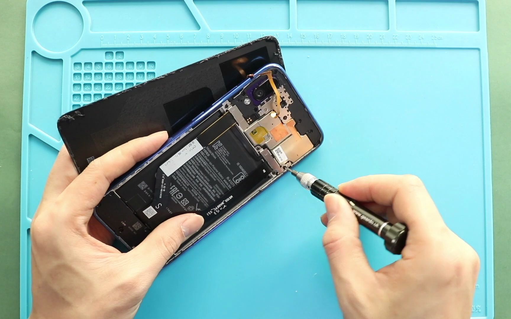 红米 Note 7 Pro 电池更换教程 拆机步骤 自己动手换电池