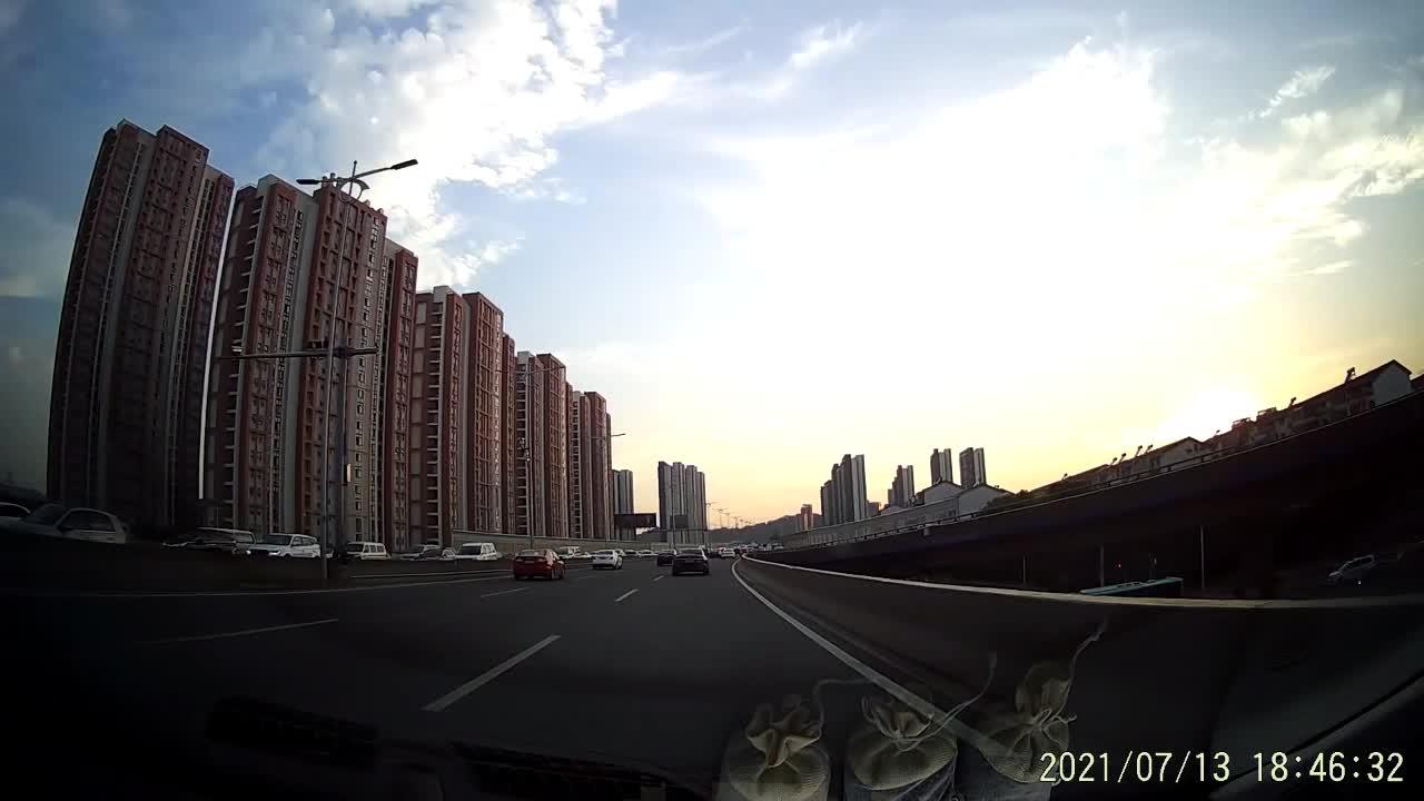 #行车记录仪怎么选# 4S店送的通用行车记录仪,下班路上。
