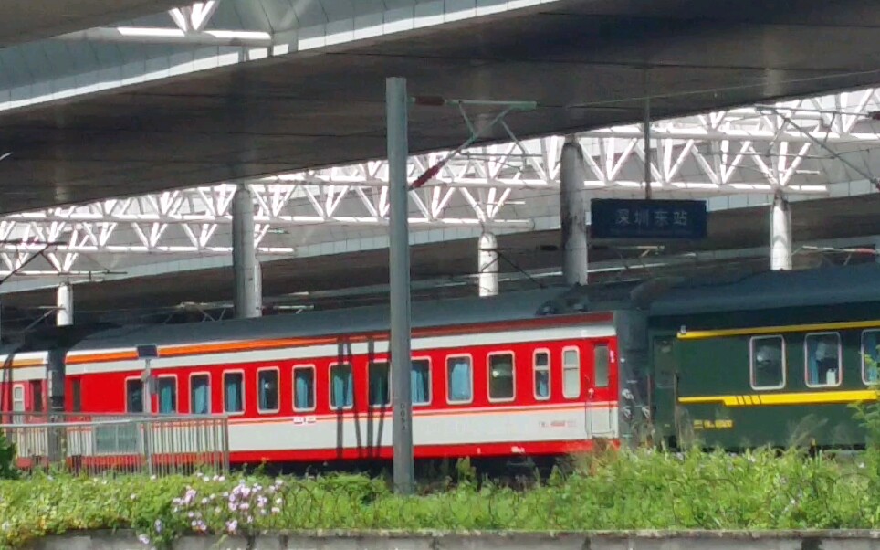 HXD1D-0218牵引还有2节原色的K1620次旅客列车出深圳东站