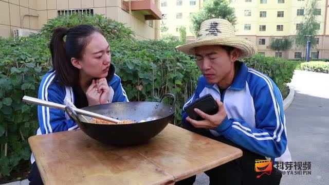 学生蹭饭表演才艺,用计算器弹歌,真是太有才了