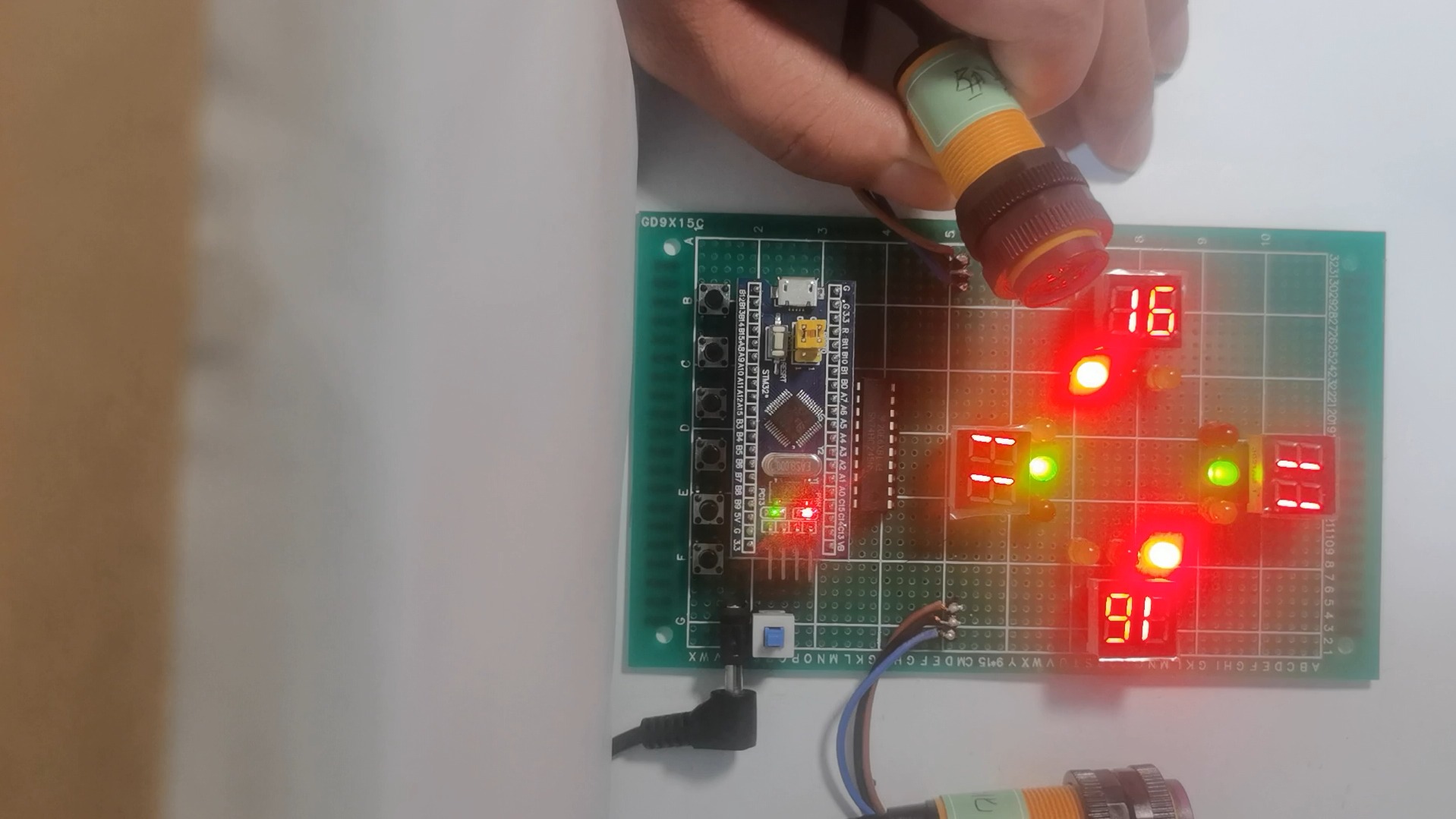 基于STM32单片机的交通灯系统/智能红绿灯信号灯 车流检测 嵌入式 ...