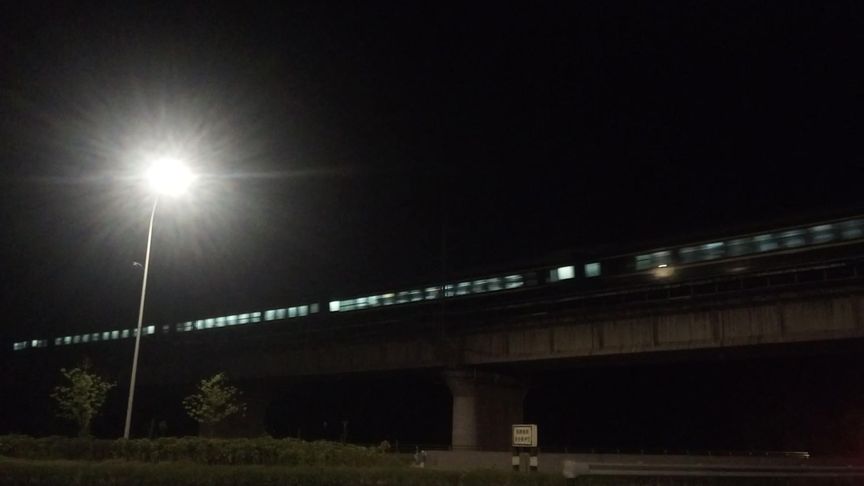 深圳西开往合肥的K256次列车通过京九铁路赣州贡江特大桥