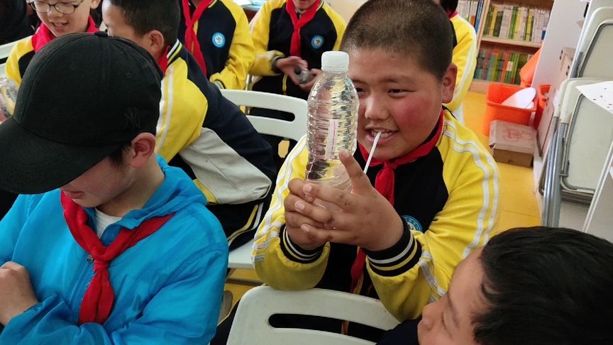 孩子们对沉浮子小实验非常好奇