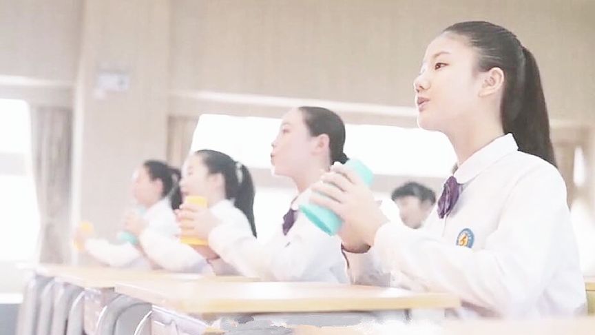 厦门六中学生,用拍桌子打杯子阿卡贝拉,演绎了好听的《稻香》