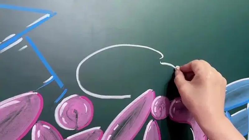 粉笔画一开学黑板报 有网友说昨天我画的黑板报有点儿难了,今天画个...