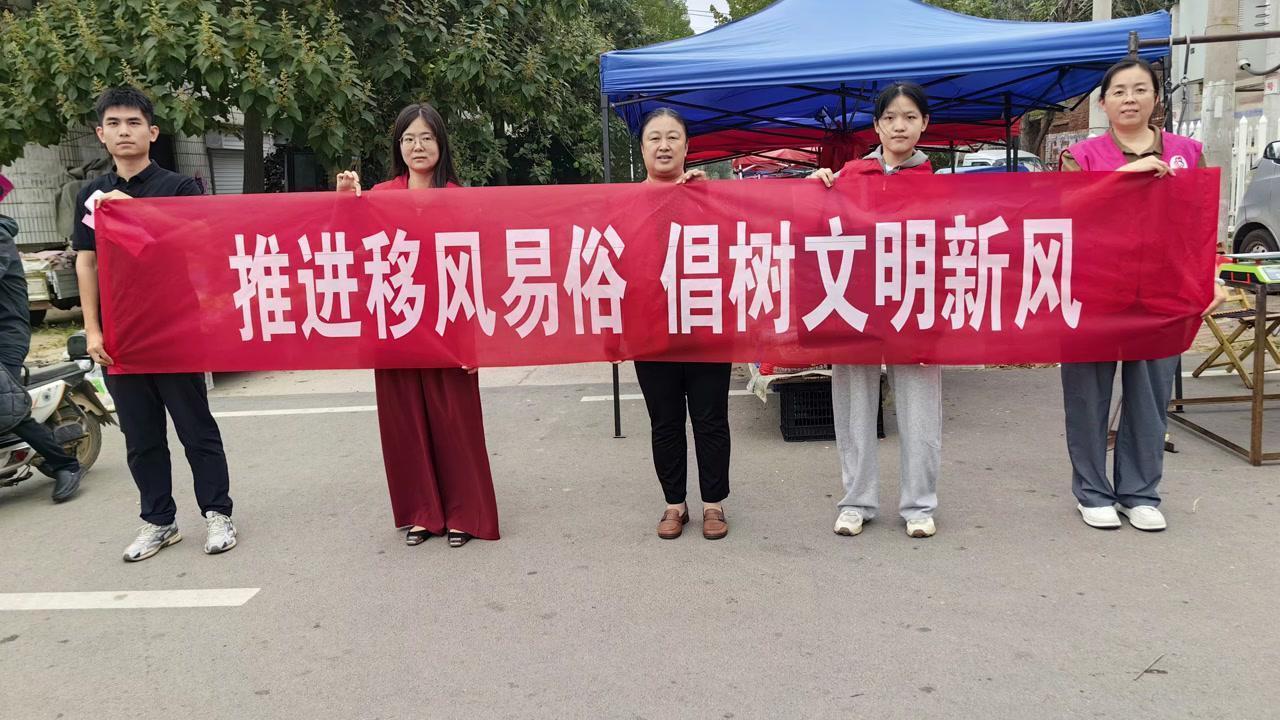 ...#平阴安城镇宣传、文旅、妇联到栾湾大集开展"推进#移风易俗倡树...