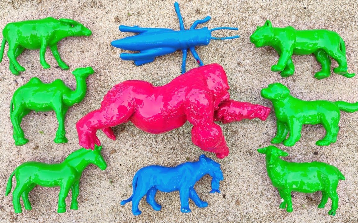 大猩猩变成红色,骆驼、3种恐龙和小猪变成绿色和蓝色,益智玩具