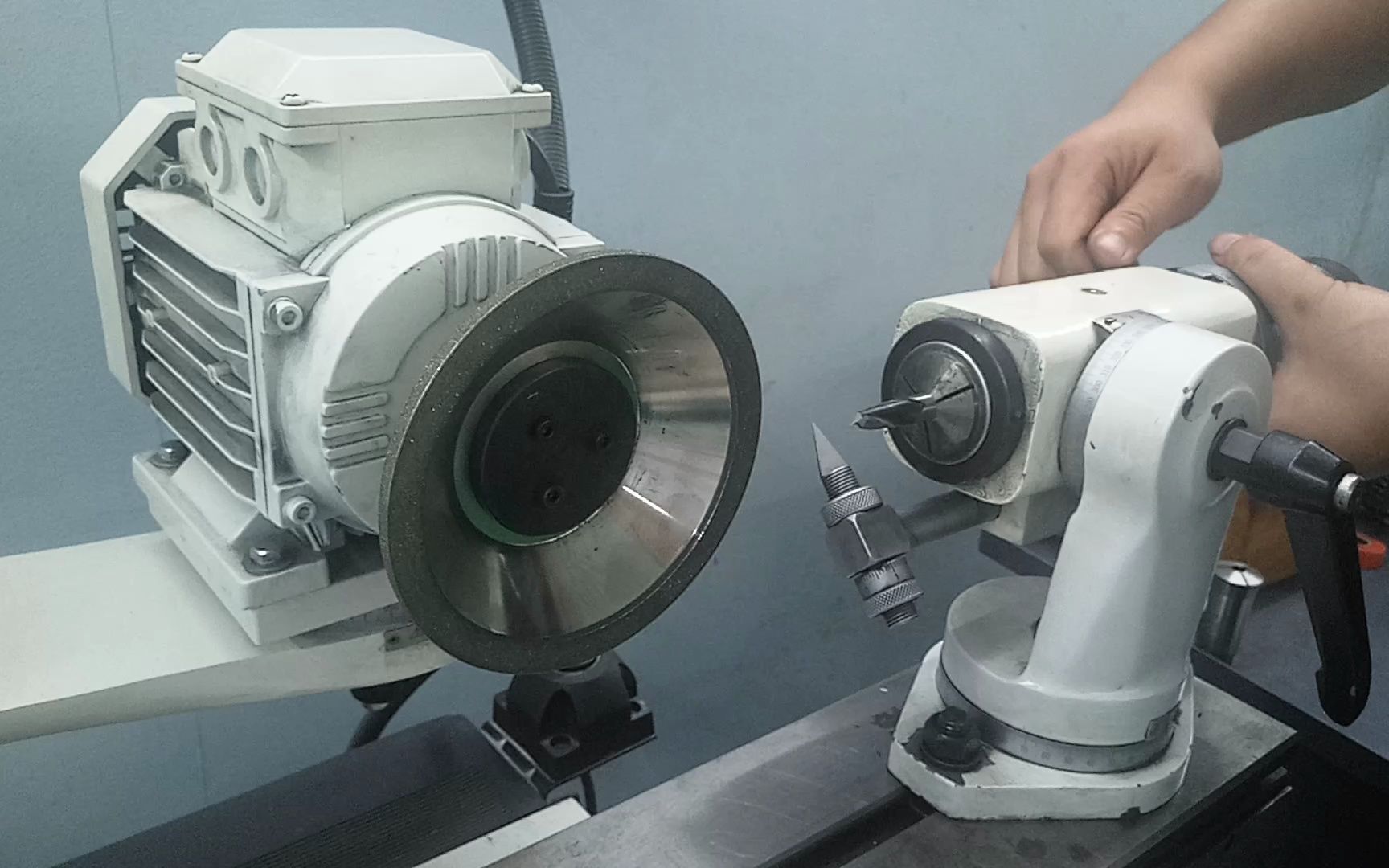 想学会万能工具磨床研磨铣刀吗?视频时间有点长,需要耐心的