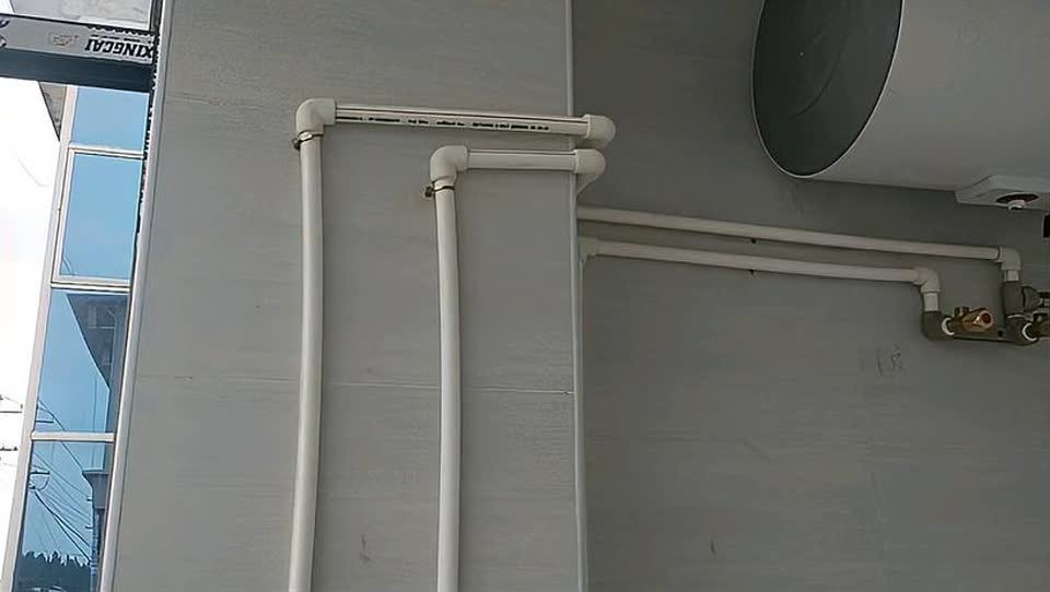 正在给用户安装明管安装的热水器,看看吧