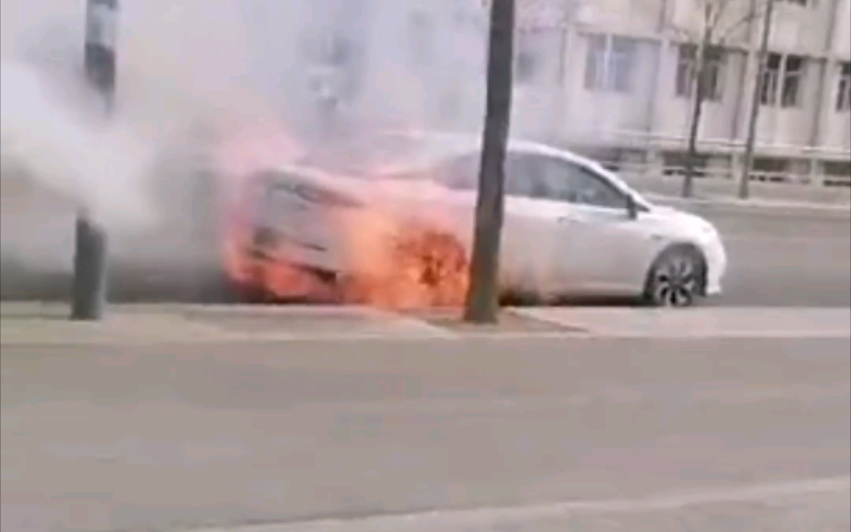 某品牌三元锂电池电动车爆燃现场