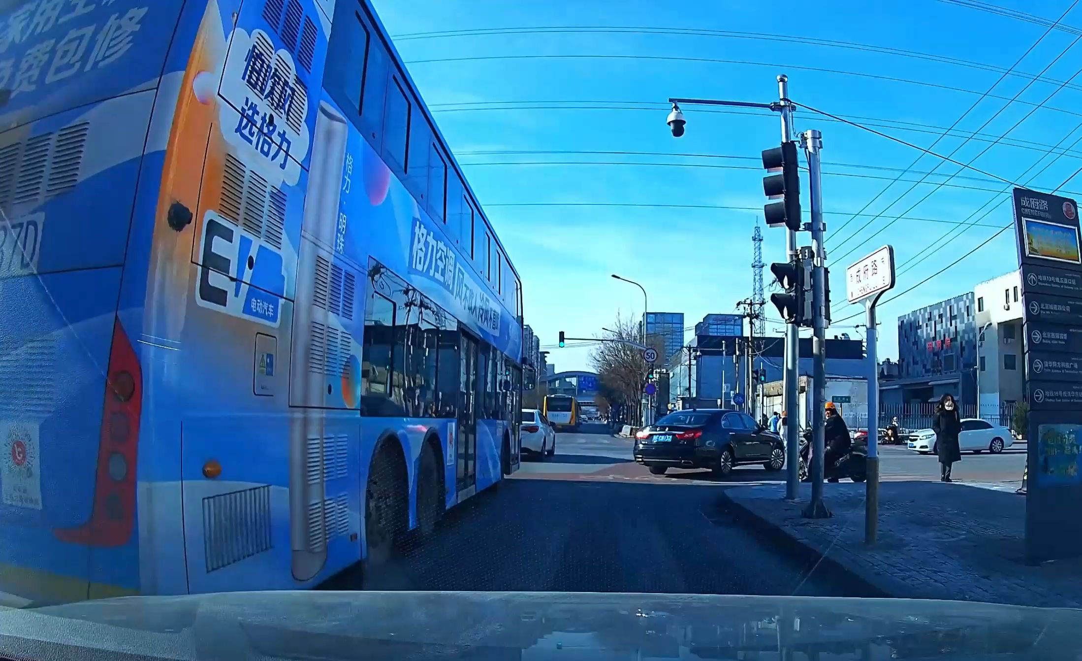 路口右转弯事故频发的原因是观察不到位,需要这样观察才能确保安全