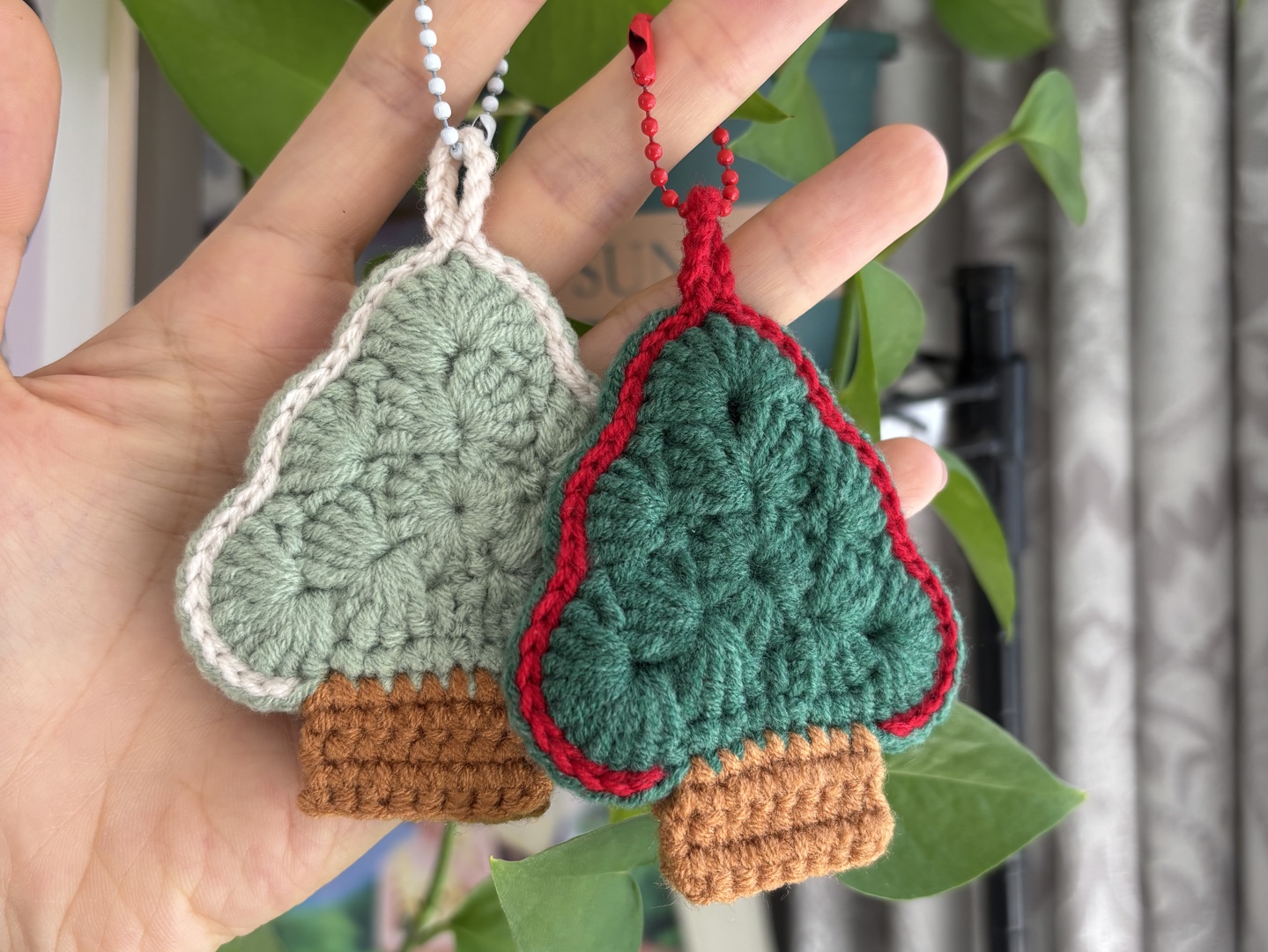 手工毛线钩织~一款很简单的小树挂件,用结粒绣做点缀也很漂亮呢