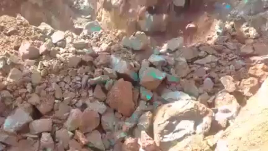 缅甸翡翠矿场开采真实场景 一片绿光芒