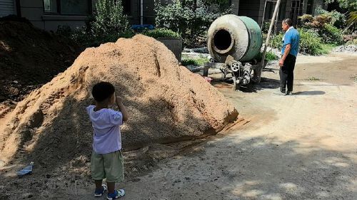 两岁萌娃变身小管家,霸气指挥爷爷干活笑翻全场!