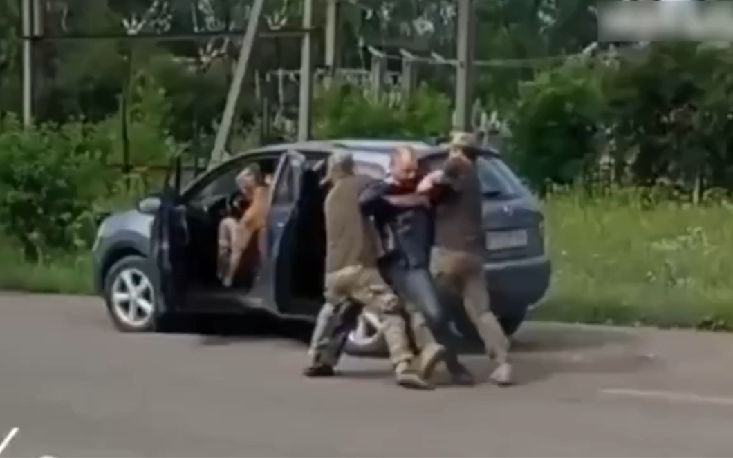 乌克兰国内抓壮丁现场,有人屈服有人反抗