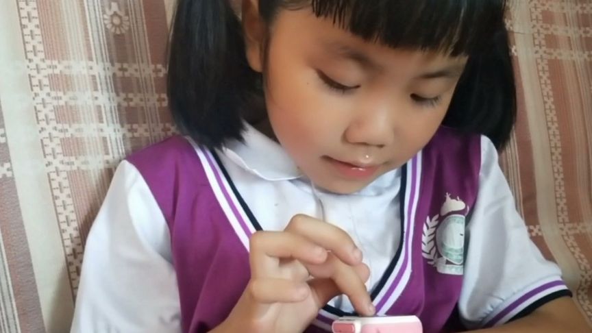 妈妈实现承诺:给孩子买了电话手表,功能强大到孩子爱不释手