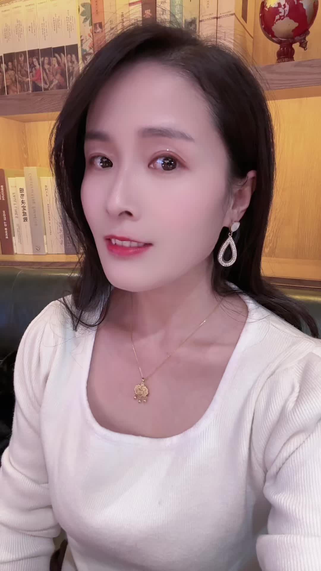 你要相信,总有一束光照亮你,捡起七零八落的你,把所有的例外和偏爱都...