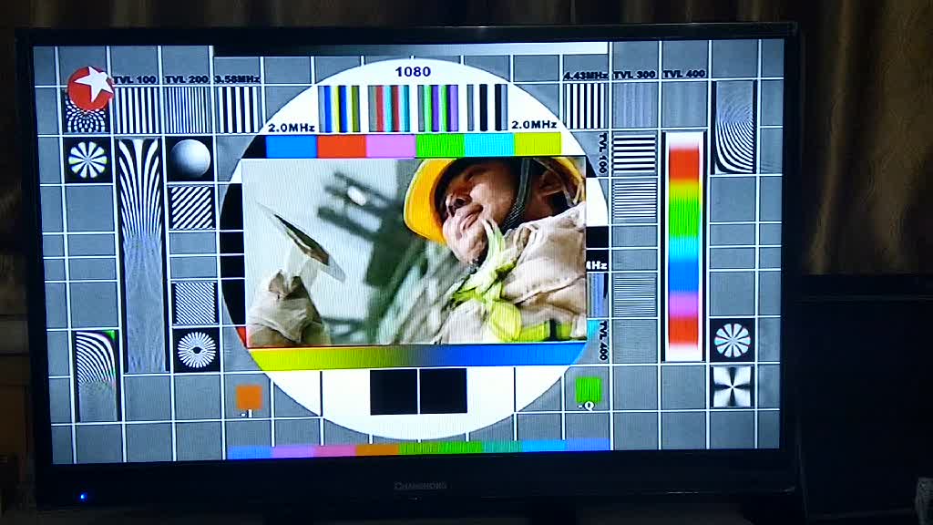 有段时间没看到这种电视台的频道测试卡了,现在是“画中画”功能