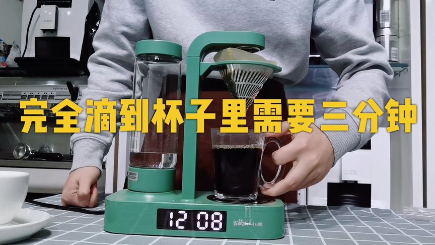 这款滴滤式咖啡机很有设计感,除了制作咖啡,还可以用来看时间