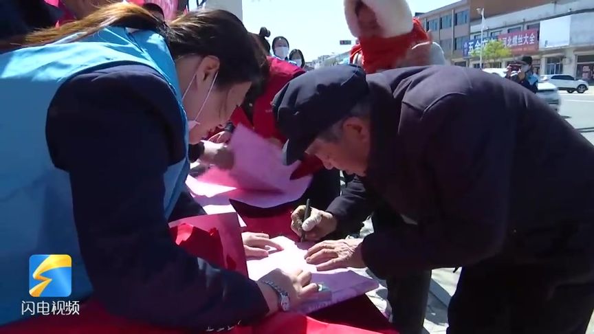 东营利津陈庄镇举行禁毒宣传活动,工作人员现场解答法律疑问