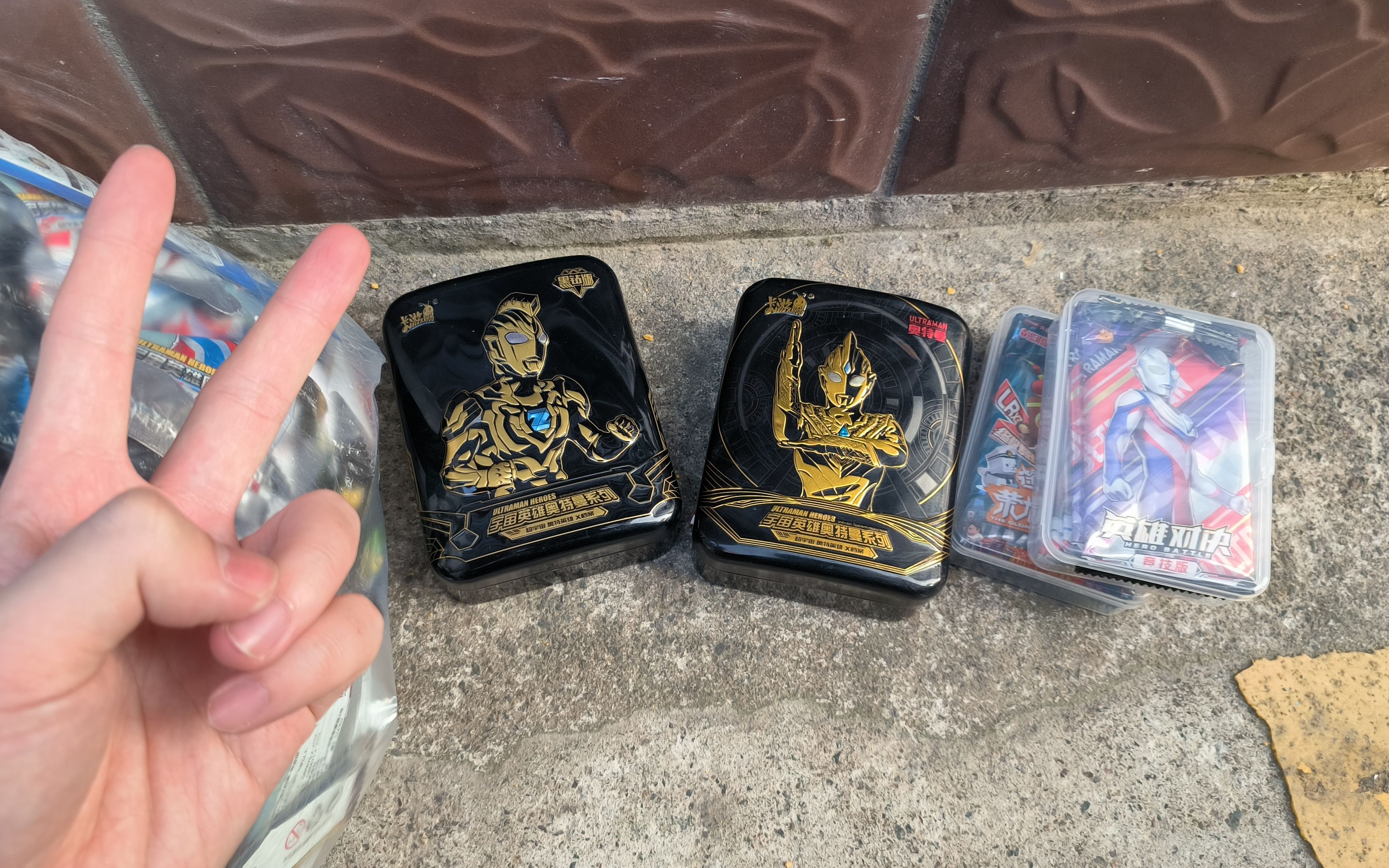 小伙今天代拆粉丝送来的奥特曼卡包,说如果拆出稀有好卡,让全班同学...