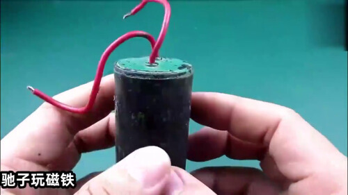 用一块旧电池就能永久点亮小灯泡,这回谁家还交电费?快跟我学!