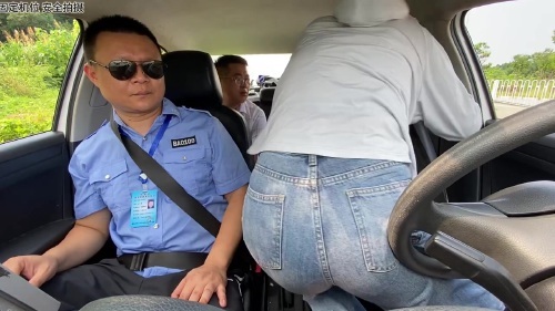 驾驶途中一定要正确使用安全带