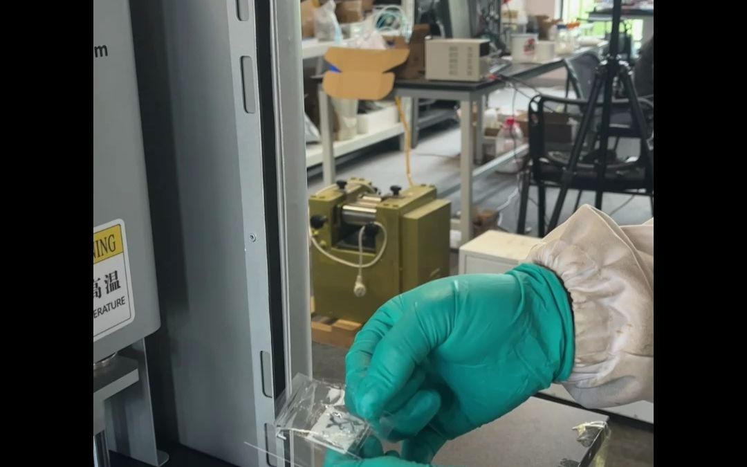 幂方科技 微电子封装柔性电致变色器件展示