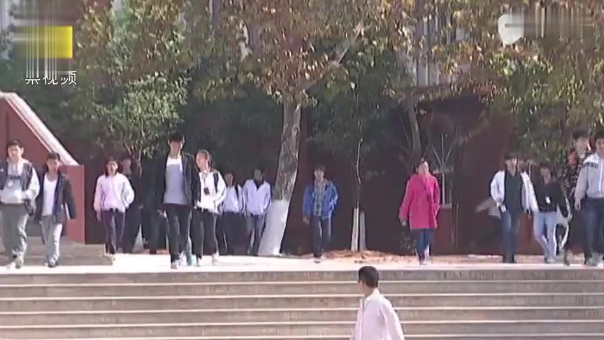 学校强制学生买校服,2套花费1000多,家长:价格又贵质量又差!