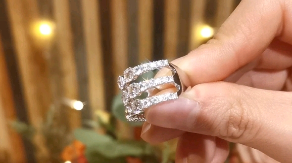 秋冬穿搭太无聊?一枚钻石戒指帮你slay全场!