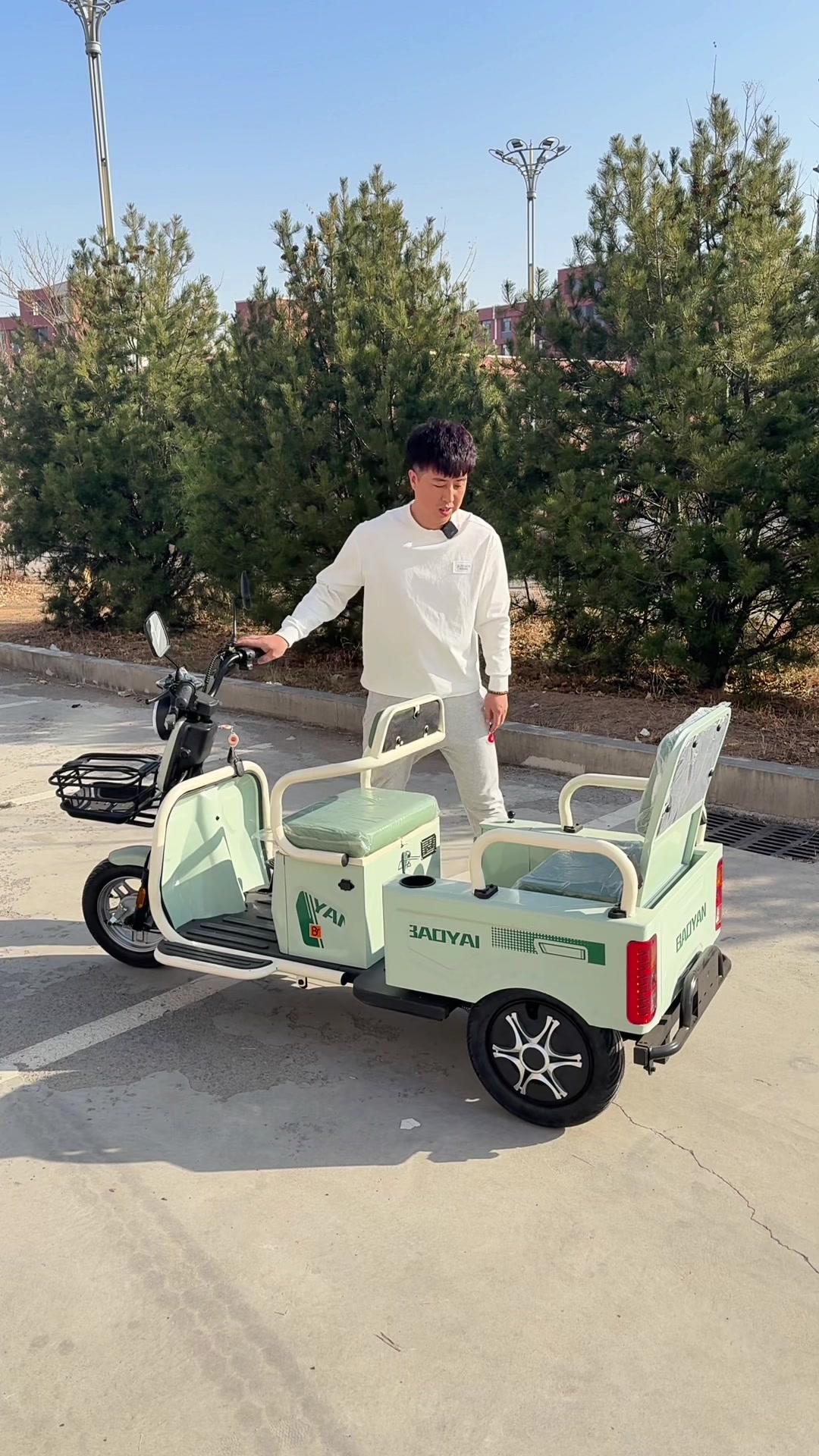 老年三轮车 #创作灵感 三轮小斗客货两用,侧开门双人骑行上下车方便,...